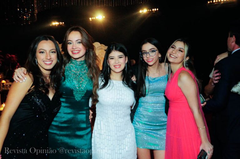 Os 15 anos de Maria Laura - Revista Opinião